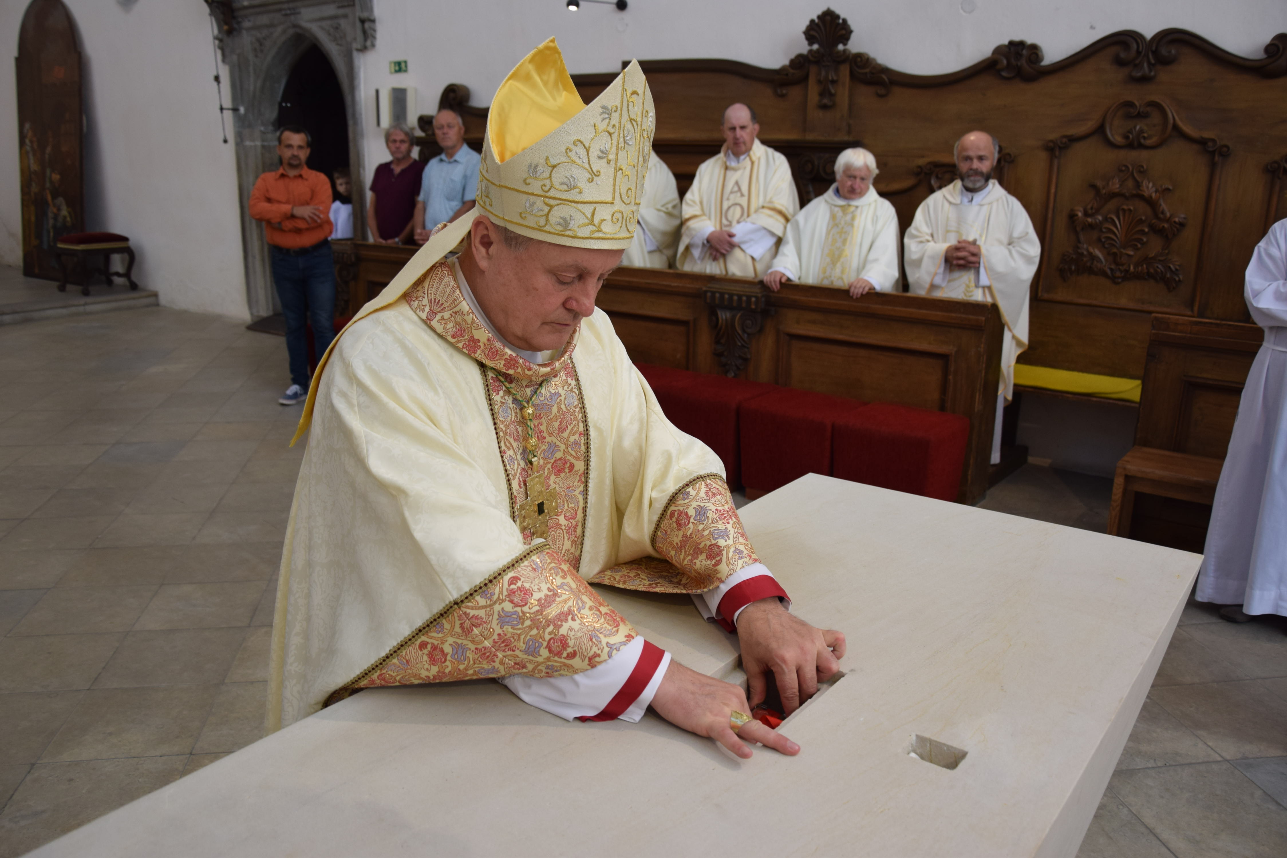 Biskup Jan zasvětil v Litomyšli nový oltář | Biskupství královéhradecké
