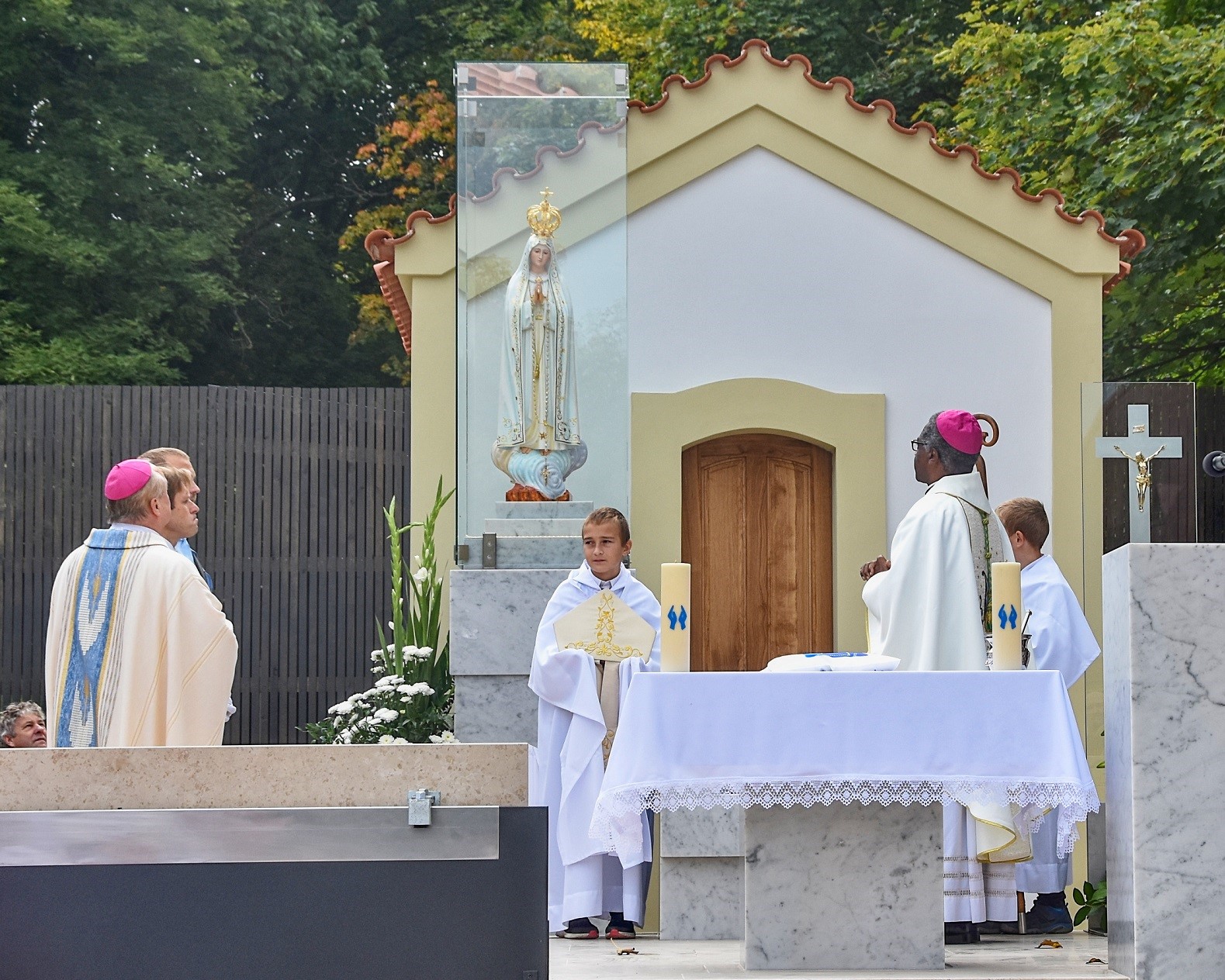 Nuncius s biskupem požehnali kopii fatimské kaple | Biskupství ...